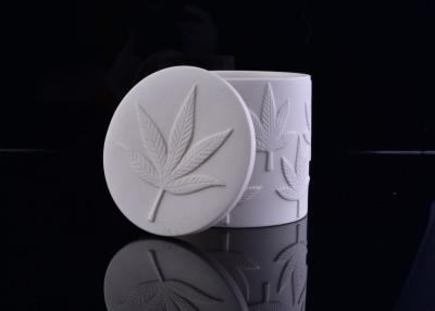 China O frasco cerâmico da vela do leite branco com tampa, suportes cerâmicos do castiçal gravou o logotipo à venda