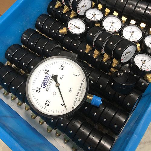 Pressure transmitter with local indicator - side view