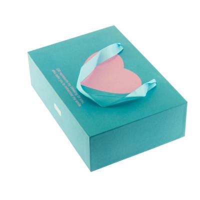 China Luxury customized sliding out gift box packaging new design hard pull out packing drawer box for sale