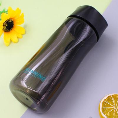 Cina La bevanda di plastica portatile del ODM dell'OEM imbottiglia con la maniglia della corda del silicio in vendita
