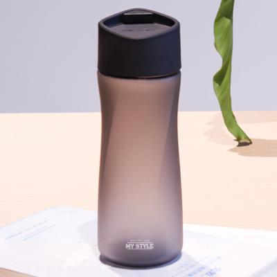 Cina Bottiglie dinamiche a spirale di Matte Texture Plastic Portable Water di forma in vendita