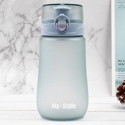 Cina Lo stile Matte Texture Plastic Portable Water di modo imbottiglia la capacità 450ml in vendita