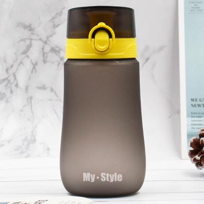 Cina Lo stile Matte Texture Plastic Portable Water di modo imbottiglia la capacità 450ml in vendita