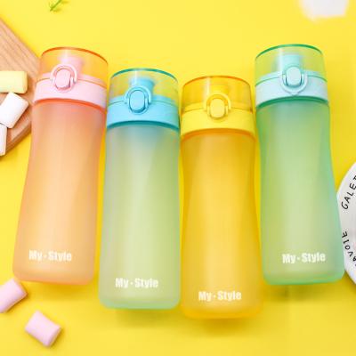 Cina Matte Texture Plastic Portable Water imbottiglia con il coperchio personale della bottiglia in vendita