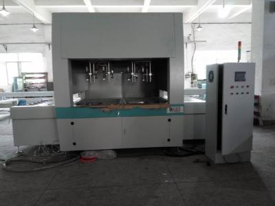 China La máquina ultravioleta automática de la máquina de pintar, W1300mm rocía la cadena de producción de la pintura en venta