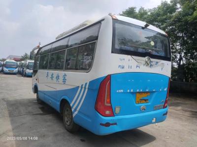 Chine Couleur blanche utilisée de sièges de la porte 19 de Floding de fourgons de navette 6 mètres de Front Engine Wiht a/c 2ème de main d'autobus EQ6608 de Dongfeng à vendre