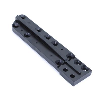 China Personalização Machining CNC de alta precisão de peças de base em anodização preta para OEM à venda
