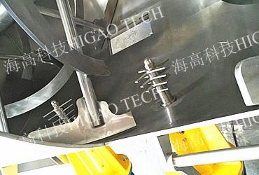 ribbon mixer with liquid spraying device