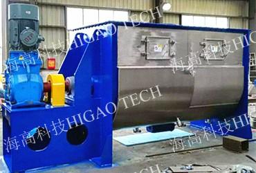 ribbon mixer with oil spraying device