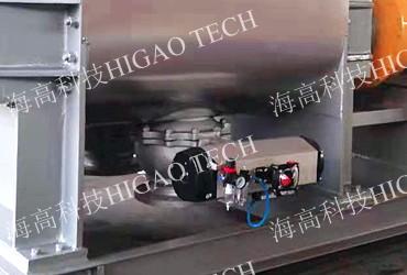 ploughshare mixer with pneumatic discharge valve