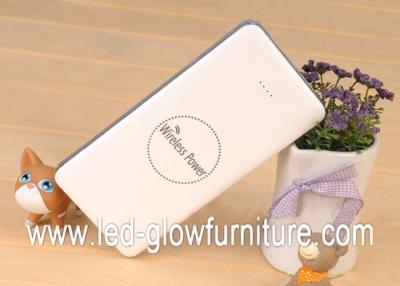 中国 すべてのモバイル機器のための普遍的な 8000mAh チー二重 usb 携帯用力銀行 販売のため