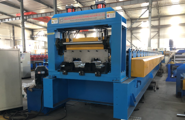 Metal decking machine