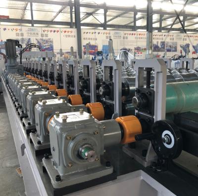 China Metallschrittfliese mit dem Filmen für die Überdachung des Blattrollens, das Maschine bildet zu verkaufen