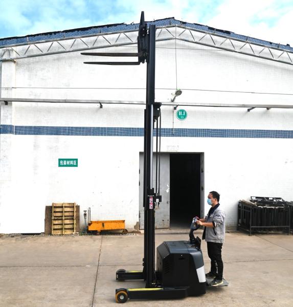 Camión eléctrico con batería, montacargas multi-direccionales, 5000 libras.