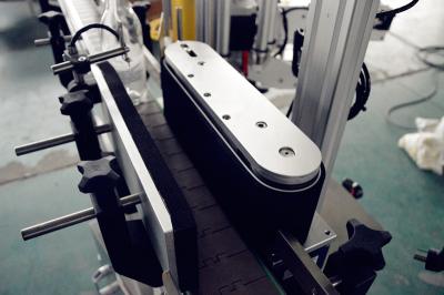 China Máquina de etiquetado auta-adhesivo de la etiqueta engomada del solo lado opaco para el agua embotellada en venta