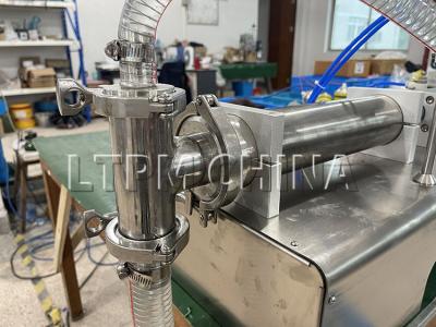 China Quantitative Dispensing Edible Oil Filling Machine 50W With 30L Hopper for sale