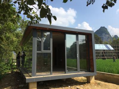 China De Vakantiestijl van Moonbox Moderne Prefabhuizen met Houten Comité Binnenland Te koop