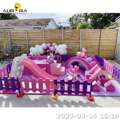 China Tapetes de espuma Indoor Soft Play Forma de coração Indoor Playground White Ball Pit à venda