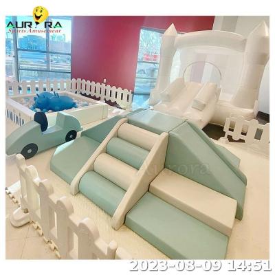 China Indoor speeltuin Soft Play-apparatuur Op maat gemaakte Soft Play opblaasbare Bounce House Te koop