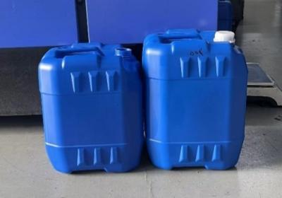 Cina Double Station Jerry Can Extrusion Blow Molding Machine 20L 25L 30L Stackable HDPE EBM in vendita