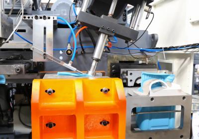 Cina Macchina per soffiaggio per estrusione EBM per tanica da 5 litri in HDPE in vendita