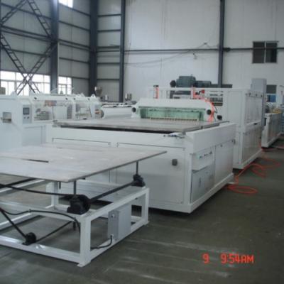 Cina Linea di produzione di estrussione di porte WPC, macchina per la produzione di pannelli di porte compositi in legno e plastica in PVC in vendita