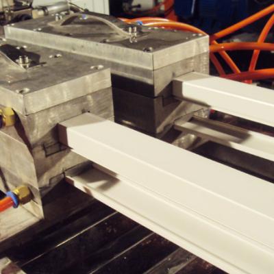 중국 핫 판매 플라스틱 PVC 케이블 튜킹 케이블 트렁킹 제조 기계 펀칭 기계와 함께 PVC 프로필 진압 라인 판매용