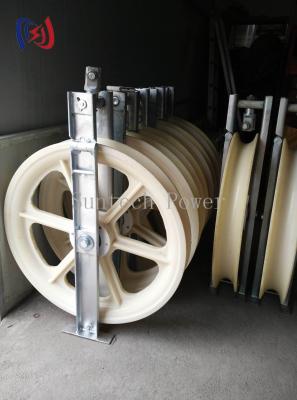 China Bloque de tendido de conductores de la serie 822 para trabajo pesado con radio de curvatura R570 y dimensiones exteriores de 760x120x480mm en venta