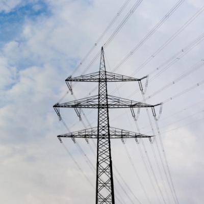 JIS H8641の熱いすくいは頭上式の送電線タワーに電流を通した