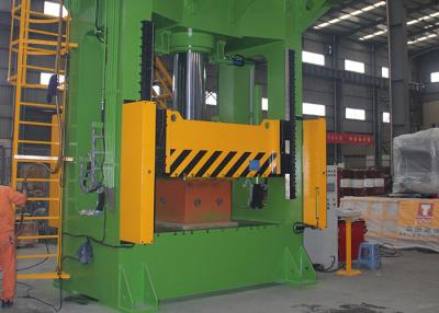 Cina 2 / Un tipo macchina di 4 montanti della pressa idraulica della struttura di H 600 tonnellate per la modellatura della plastica in vendita