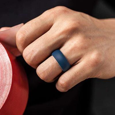 Cina Fabbricazione di anelli da sposa in silicone per uomini 8,7 mm di larghezza Banda da sposa in gomma 2,5 mm di spessore in vendita
