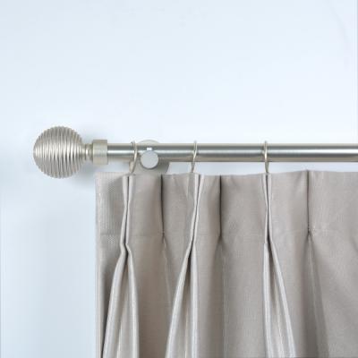 Cina ferro capo decorativo Palo della palla dei cerchi delle aste della tenda del tubo di lunghezza di 6m per la camera da letto in vendita