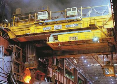 China Metallurgie-Metallschöpflöffel-Aufzug-Gießerei, die obenliegenden Crane Price wirft zu verkaufen