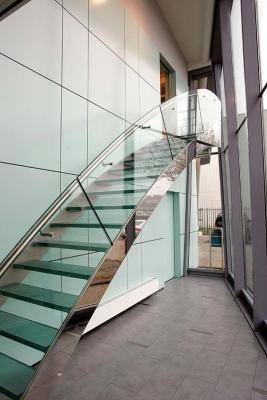 China Modern Straight Staircase Design With Glass Railing and Tread for sale