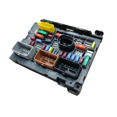 Cina Casella di fusibili per motori di automobili R02 BSM=R19=R18 Per Peugeot Citroen OE 9807028580 9809742780 9675879380 in vendita