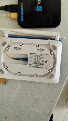 中国 華為技術HG8546Mと類似した英国ファームウェア1GE 3FE声FTTH ONT装置 販売のため