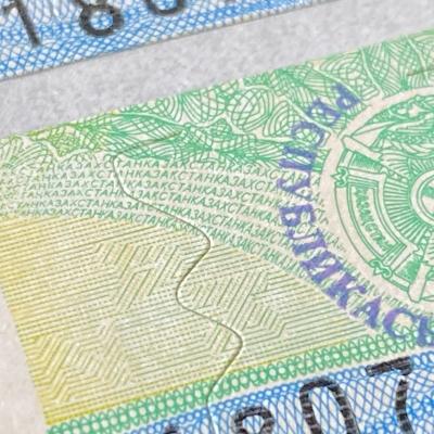 China Custom Wine Labels with Normal Adhesive and Paper Material Compatible with Automatic Sticker Labeling Machine for sale