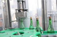 China Automatic Sparkling Wine Corks Capping Machine 1800 BPH Capacity with 2.2kW Motor for 65-100mm Bottles for sale