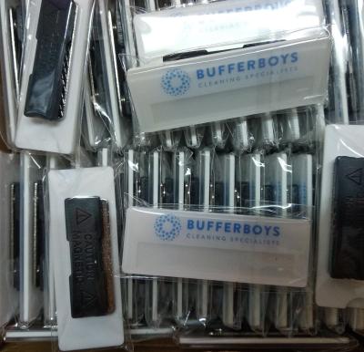 China Impresión de acrílico reutilizable de encargo del tenedor de la etiqueta de la insignia de nombre del imán con el fabricante de papel del parte movible del nombre en venta