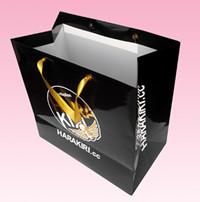 proveedor de encargo de la bolsa de papel con la manija de la cinta de satén del oro del logotipo del sellado de oro