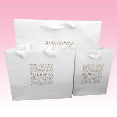 China custom white paper gift bags manufacturer with 300gsm art paper for sale