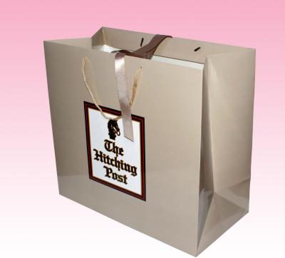 China pequeños bolsos de papel marrones de encargo de la manija que imprimen el fabricante con toda clase de tamaño en venta