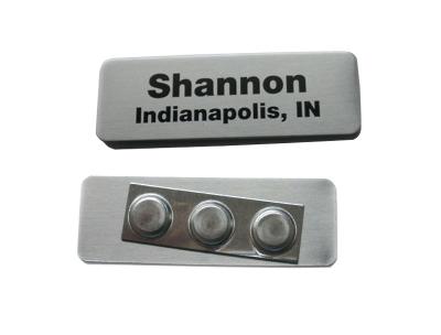 China fábrica uniforme de los acolladores de la etiqueta del nombre del metal de la plata del nombre comercial del acontecimiento de encargo de las insignias en venta