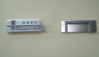 China fábrica uniforme de los acolladores de la etiqueta del nombre del metal de la plata del nombre comercial del acontecimiento de encargo de las insignias en venta