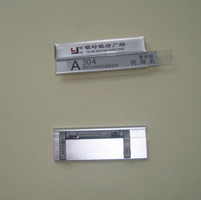 China fábrica uniforme de los acolladores de la etiqueta del nombre del metal de la plata del nombre comercial del acontecimiento de encargo de las insignias en venta