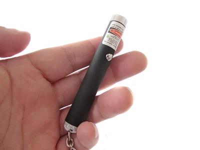 Cina Il mini puntatore del laser di Keychain di verde 532nm indurisce la Catena chiave di alluminio 6.5cm in vendita