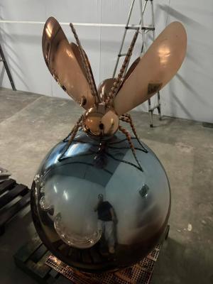 China Esculpturas de espejo de acero inoxidable personalizadas: Grandes artesanías decorativas de paisaje al aire libre para características acuáticas de la plaza en venta