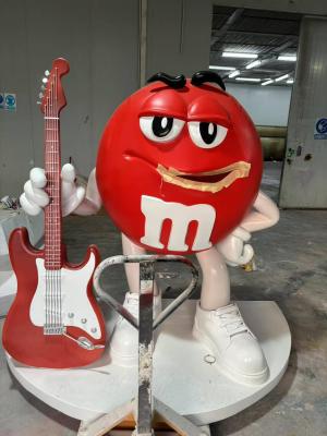 China Juguete de moda del personaje de dibujos animados M&M's - Muñeca roja M&M's, elegible por color, modelo de escultura para decoración de suelos para tiendas de clientes en venta