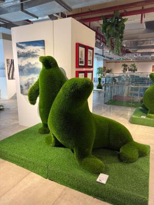 China Artificial Topiary Grass Sculpture with Seal Lady Hand Heart Design for Photo Spot and Commercial Mall Decoration for sale