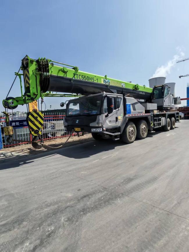 Side view of Zoomlion mobile crane with boom fully extended
